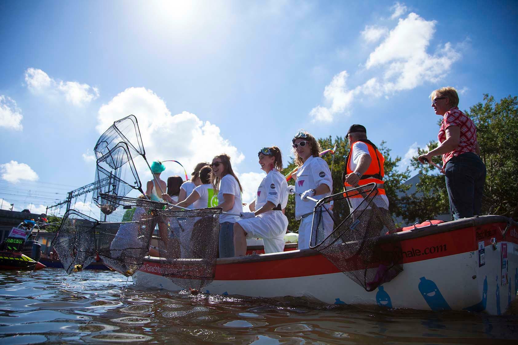 Die Plastikfischer von Amsterdam